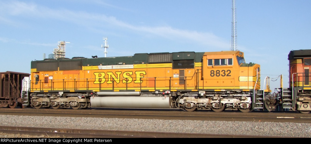 BNSF 8832